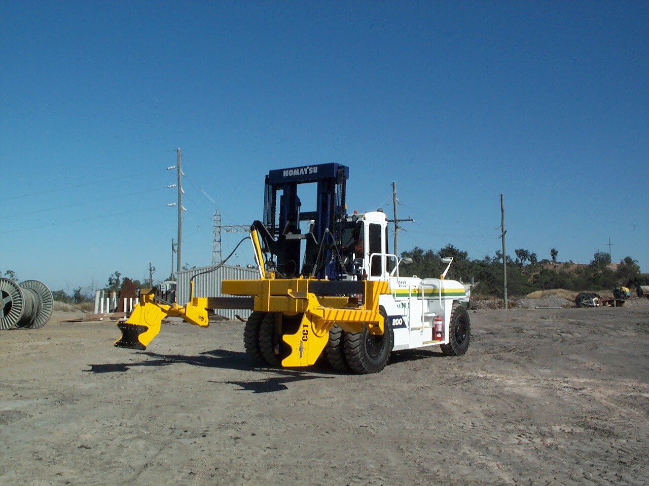 Komatsu Tyre Handler - 10 to 25 Tonne Capacity IC Engine Forklift